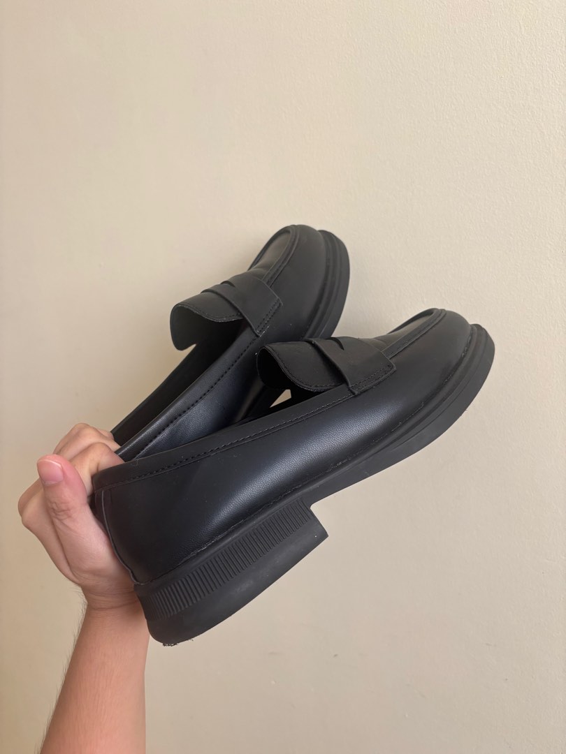 Alberto Black Loafers, Women's Fashion, Footwear, Loafers on Carousell