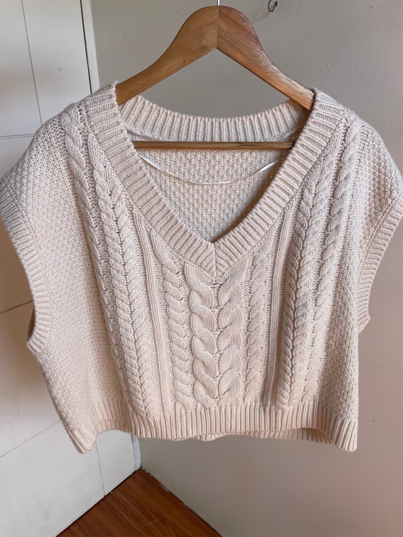 GU knitted vest, Women's Fashion, Coats, Jackets and Outerwear on Carousell