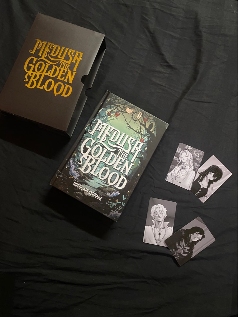 WTS Medusa The Golden Blood (Sprayed edges), Hobbies & Toys, Books ...