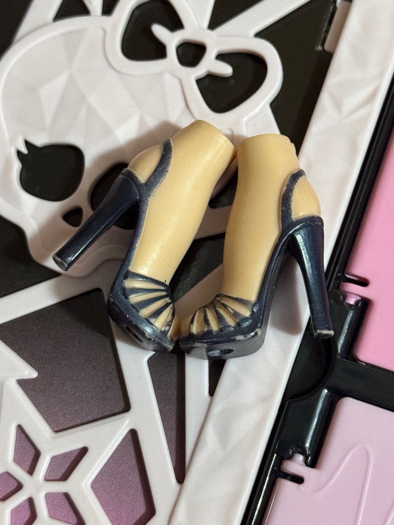 Bratz shoes heels Cloe skin tone, Hobbies & Toys, Toys & Games on Carousell