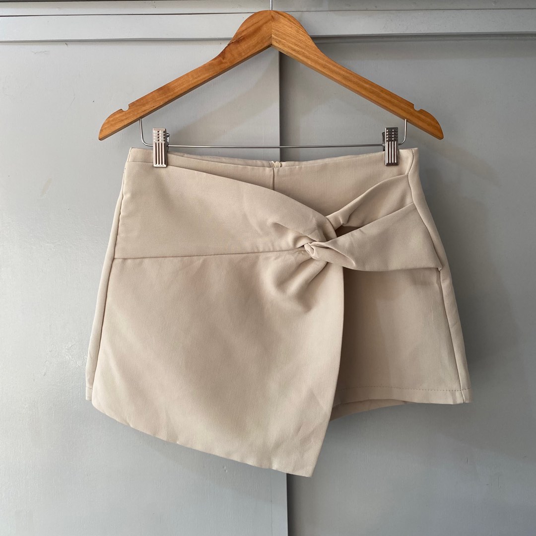 Cream/Beige Overlap Skort (L), Women's Fashion, Bottoms, Shorts on ...