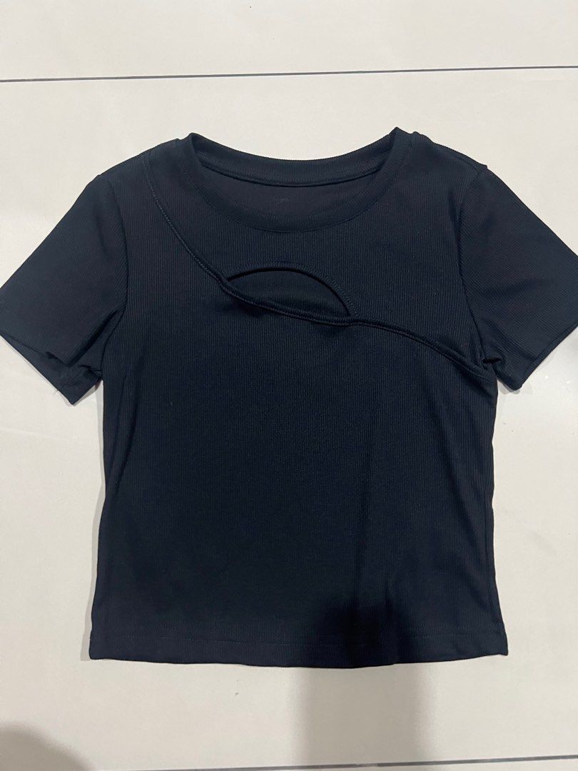 DAZY cut out crop tee, Women's Fashion, Tops, Shirts on Carousell