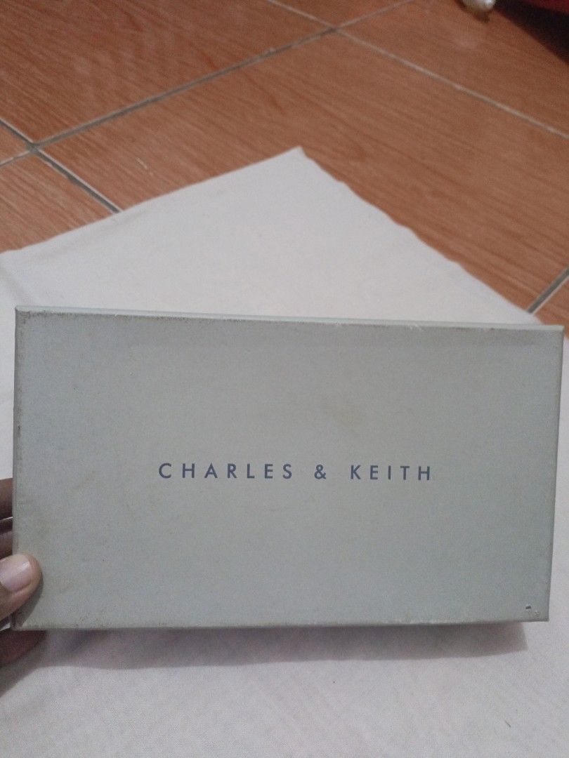 Kotak Charles and Keith Wallet, ukuran 22x12x4, minus ada di gambar dan ...