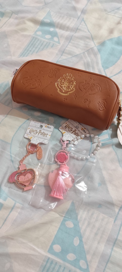 Miniso x Harry Potter Keychain Kotak Pensil Gantungan Kunci, Aksesoris Mobil di Carousell