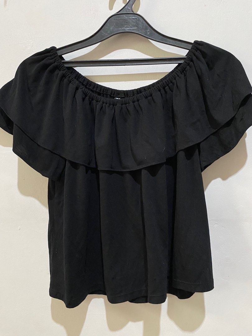Sabrina Top Uniqlo, Fesyen Wanita, Pakaian Wanita, Atasan di Carousell