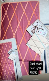 Duck shawl, Women's Fashion, Muslimah Fashion, Hijabs on Carousell