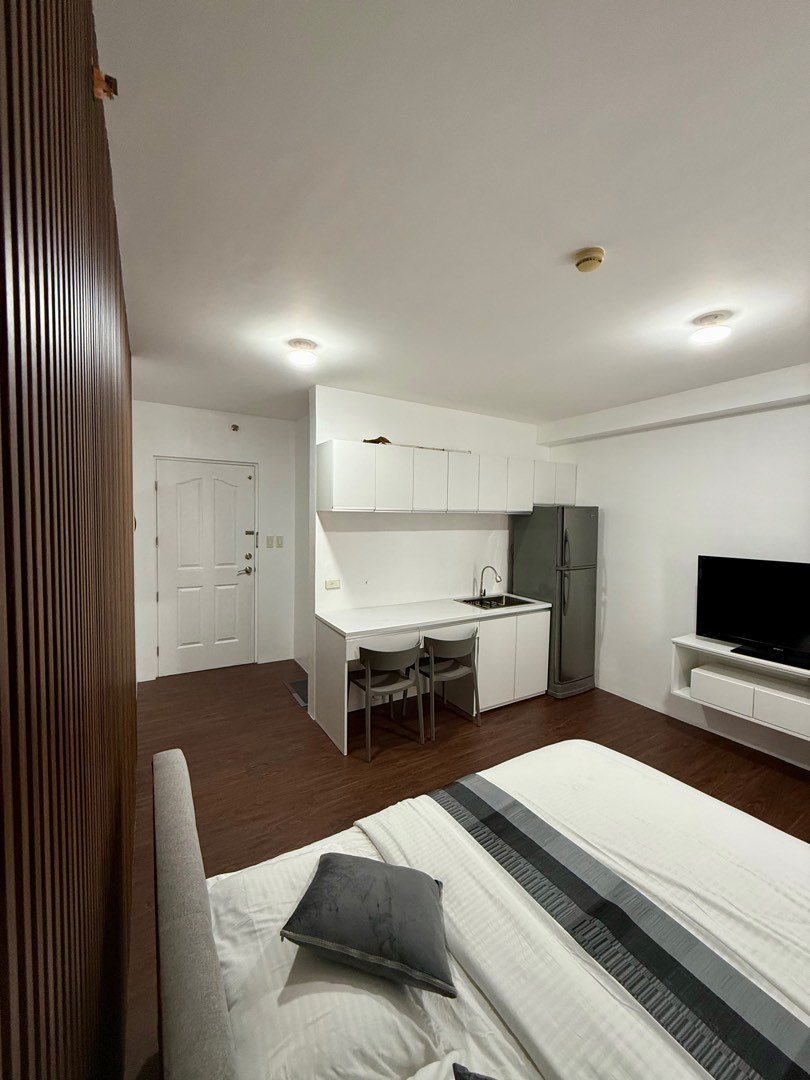 RUSH CONDO in New Manila, Property, For Sale, Apartments & Condos on Carousell