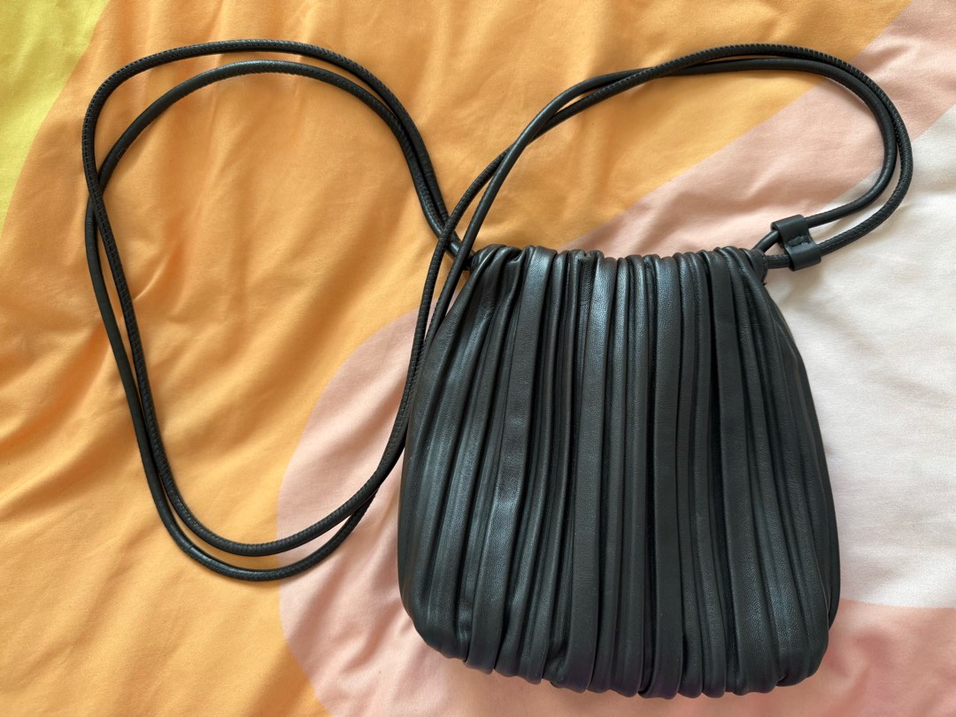 COS SCALLOP CROSSBODY LEATHER BAG, Women's Fashion, Bags & Wallets, Cross-body Bags on Carousell