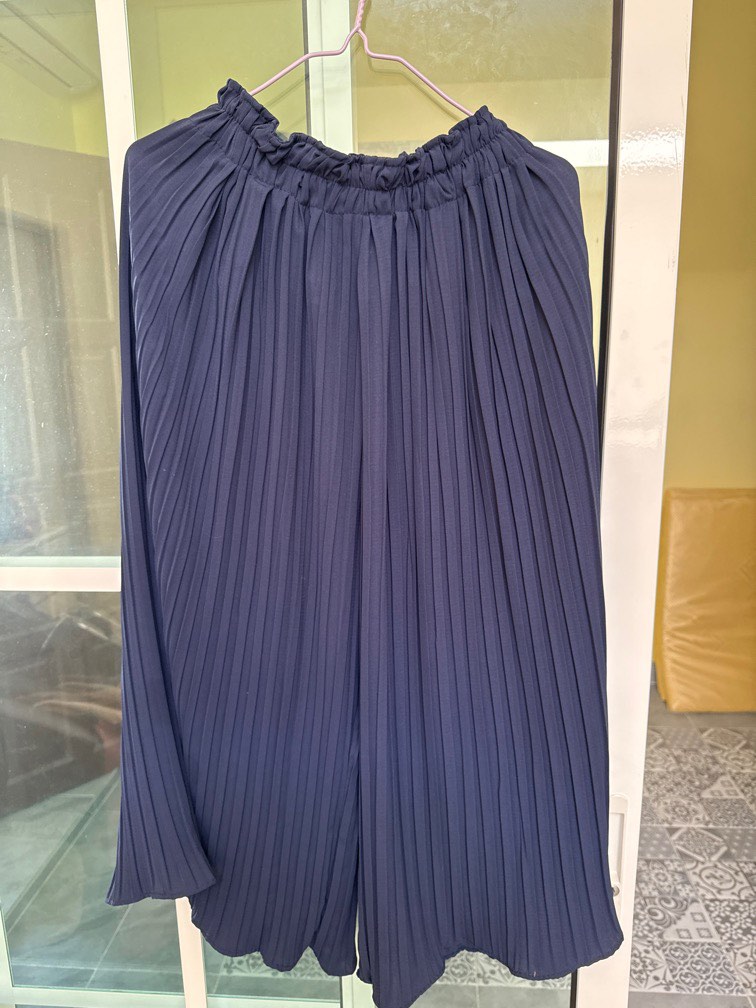 navy blue pleated palazzo pants, Women's Fashion, Bottoms, Other Bottoms on Carousell