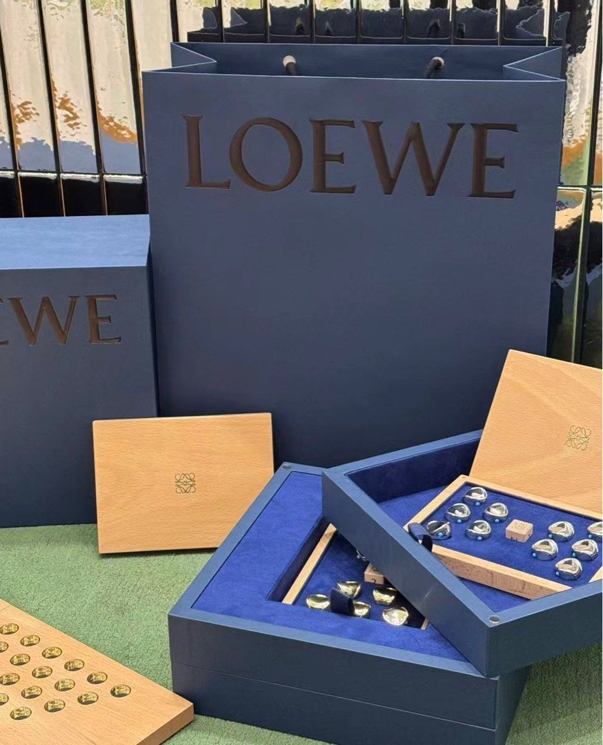 全新 2025年 Loewe 蛇年 vip Vic 限定 跳棋, 名牌精品, 精品配件在旋轉拍賣