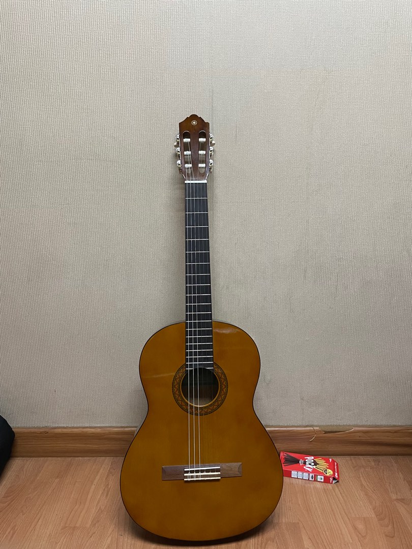 Classical Guitar Yamaha C40, Hobbies & Toys, Music & Media, Musical Instruments on Carousell