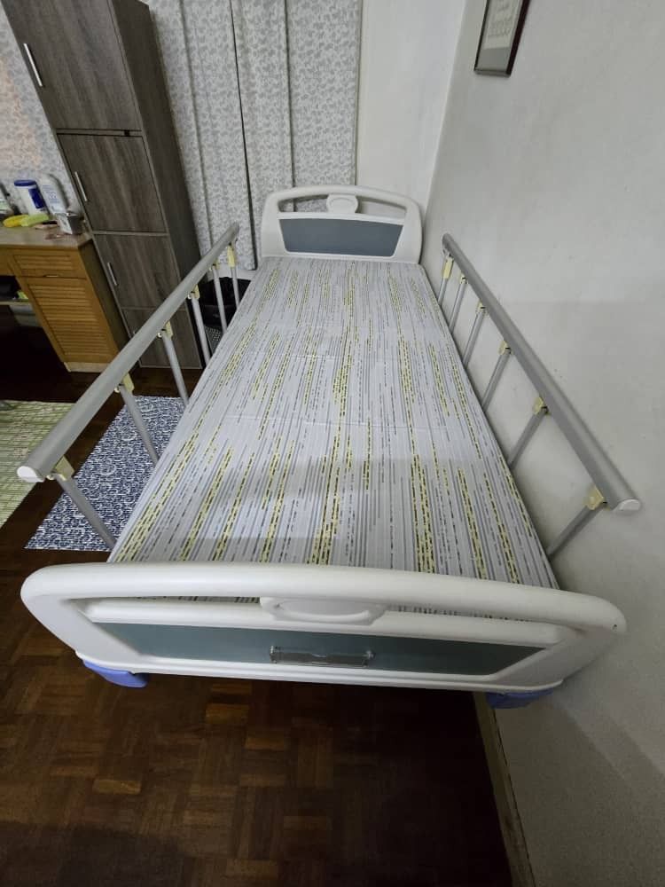 Fixed Height Single Fowler Hospital bed, Health & Nutrition, Medical ...