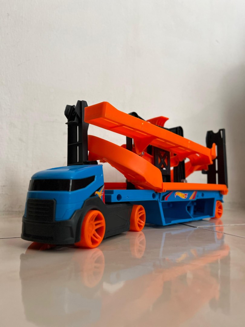 Hot Wheels Lift & Launch Hauler, Hobbies & Toys, Toys & Games on Carousell