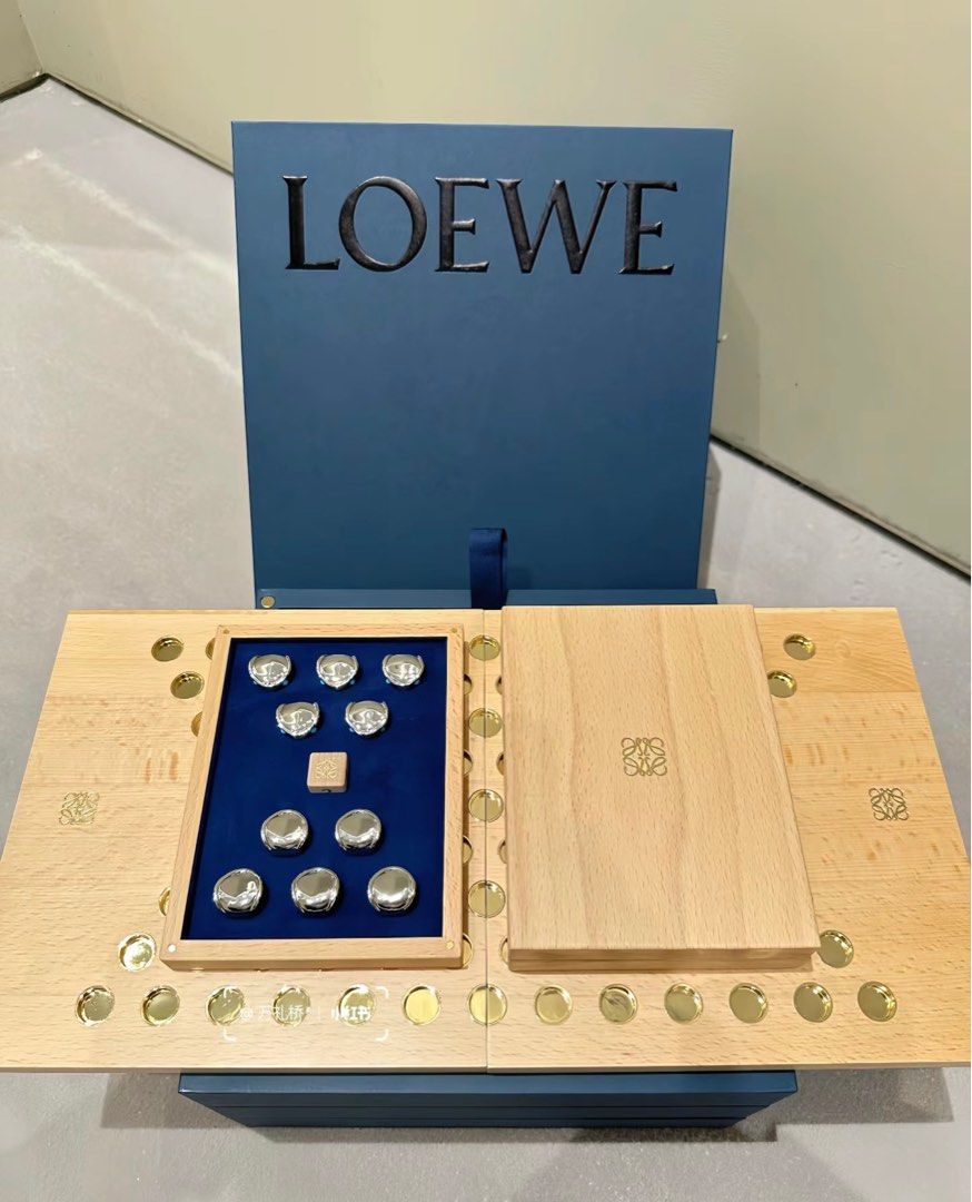 全新 2025年 Loewe 蛇年 vip Vic 限定 跳棋, 名牌精品, 精品配件在旋轉拍賣