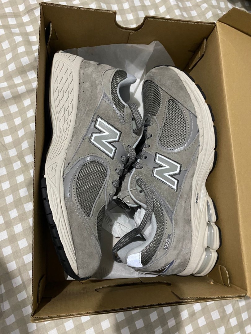 New Balance 2002R, Fesyen Pria, Sepatu , Sepatu Formal di Carousell