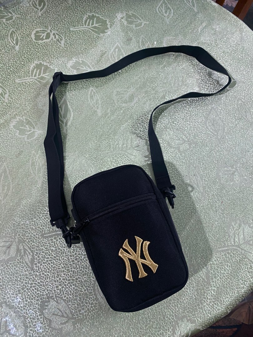 NY MLB Yankees official merchandise original japan sling bag, Men's ...