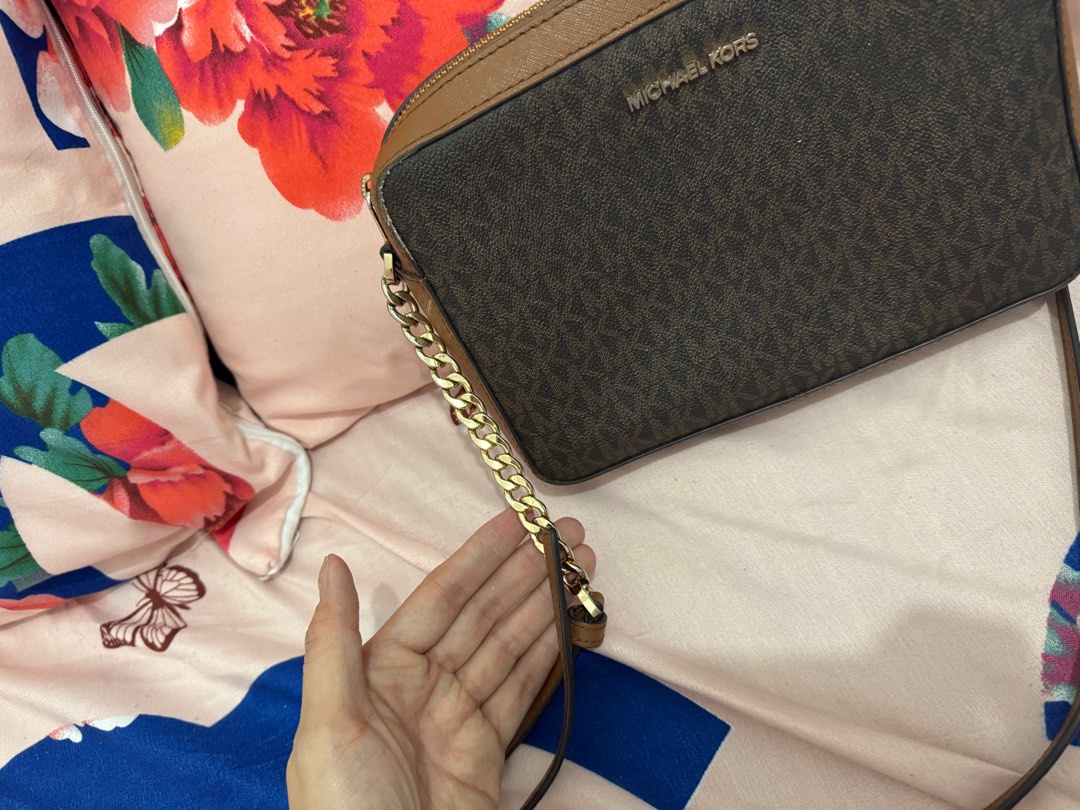 MK body bag jetset, Women's Fashion, Bags & Wallets, Cross-body Bags on ...