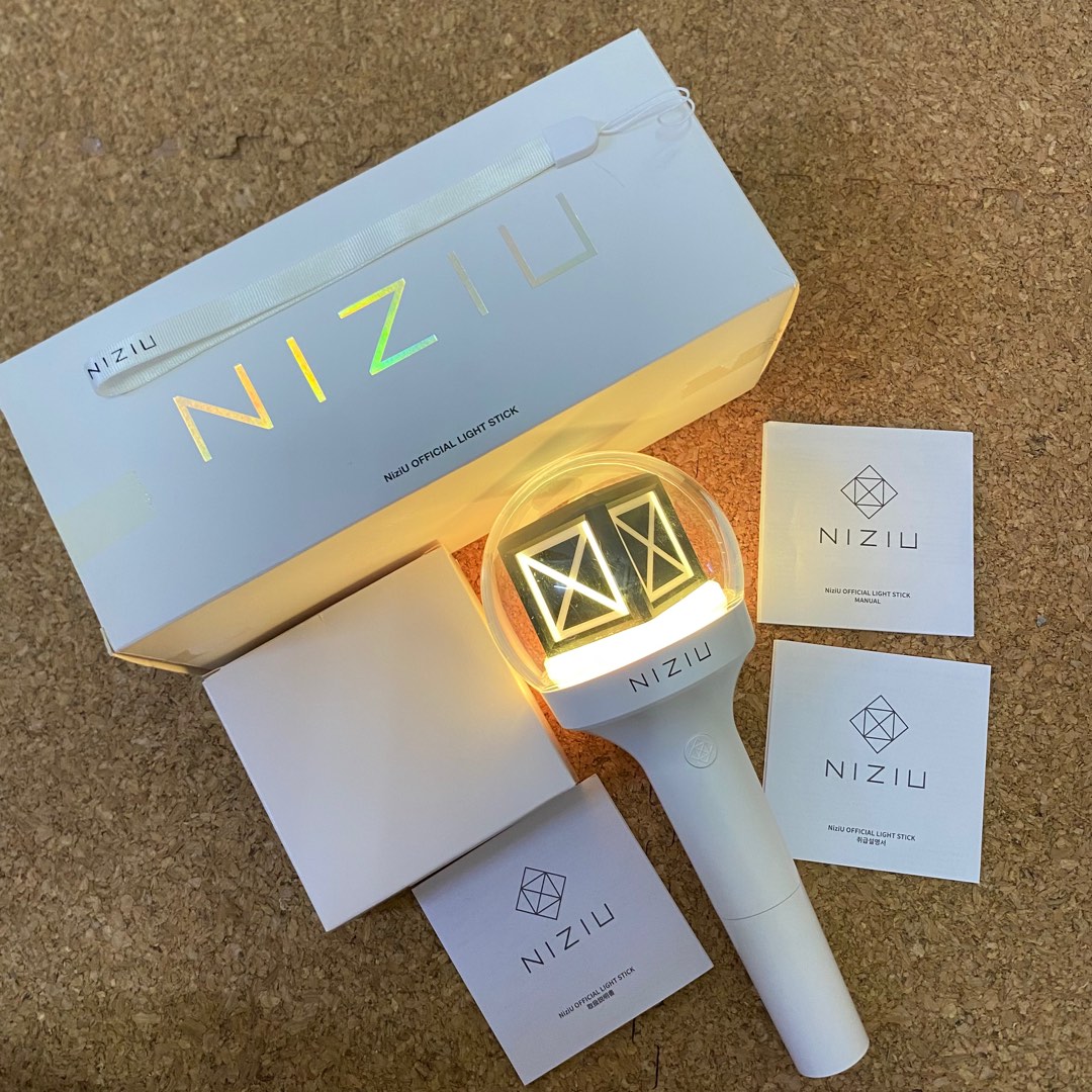 NIZIU OFFICAL CONCERT LIGHTSTICK, Hobbies & Toys, Collectibles & Memorabilia, Fan Merchandise on ...