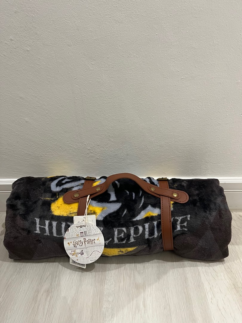 Miniso Harry Potter Hufflepuff Blanket, Furniture & Home Living ...