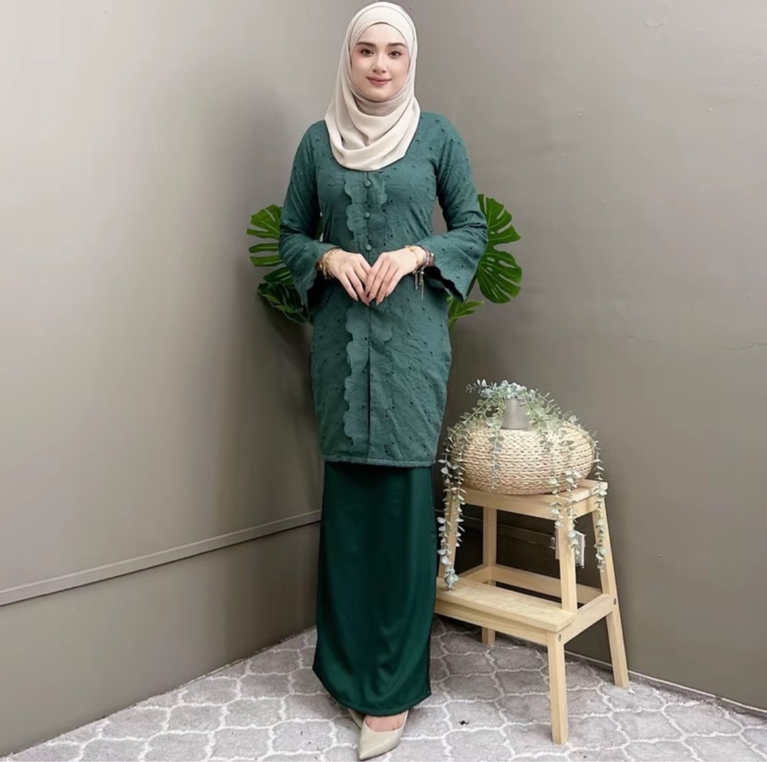 Ain norie Mahsuri Kurung Cotton Eyelet Sulam (Emerald green), Women's ...