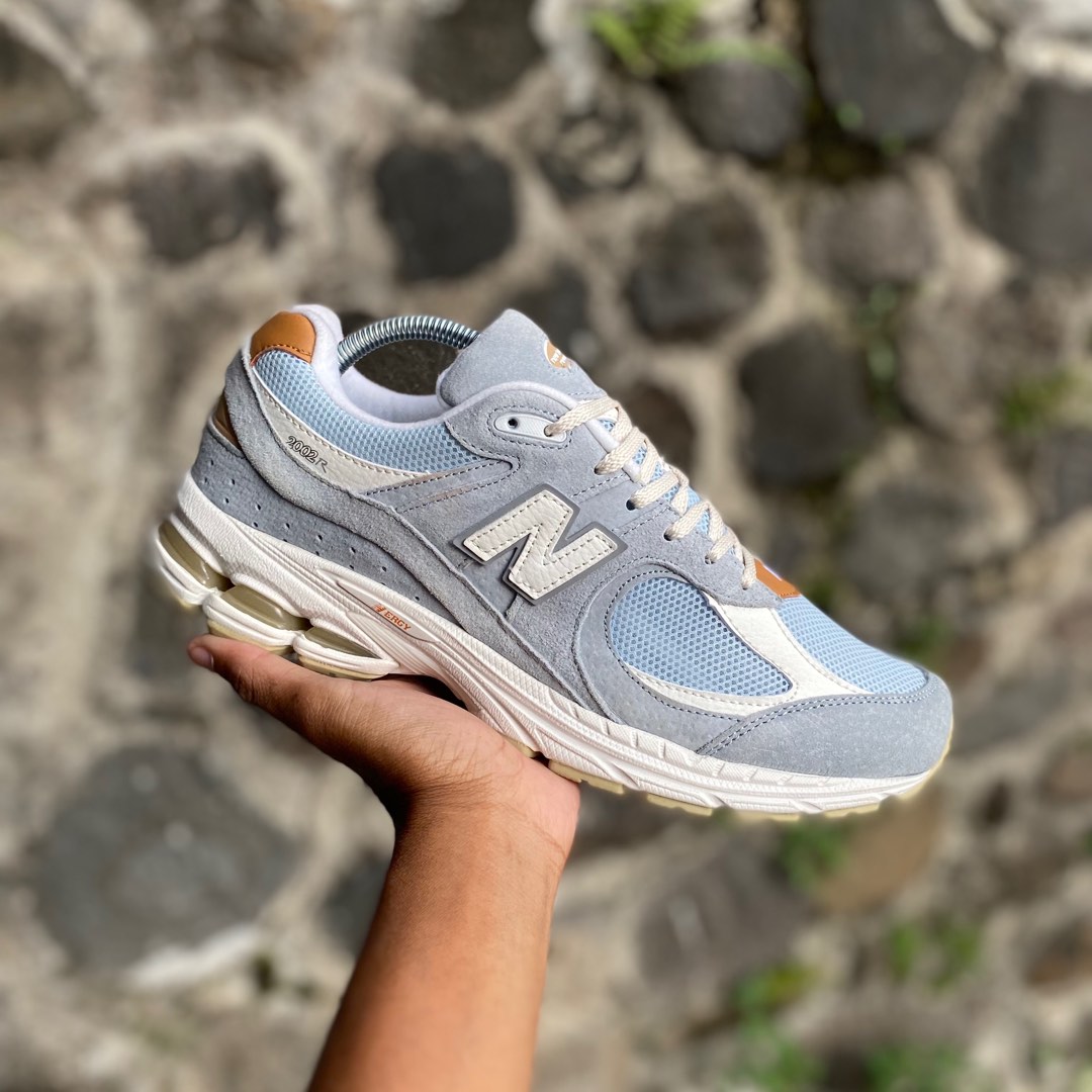 New Balance 2002R, Fesyen Pria, Sepatu , Sneakers di Carousell