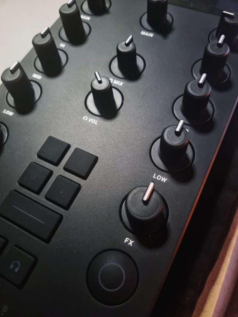 Native Instruments Traktor Z1 MK2, DJ mixer controller and audio ...