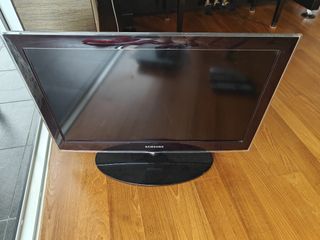 Samsung 32" LCD TV (LA32B350F1) - Black, TV & Home Appliances, TV & Entertainment, TV on Carousell