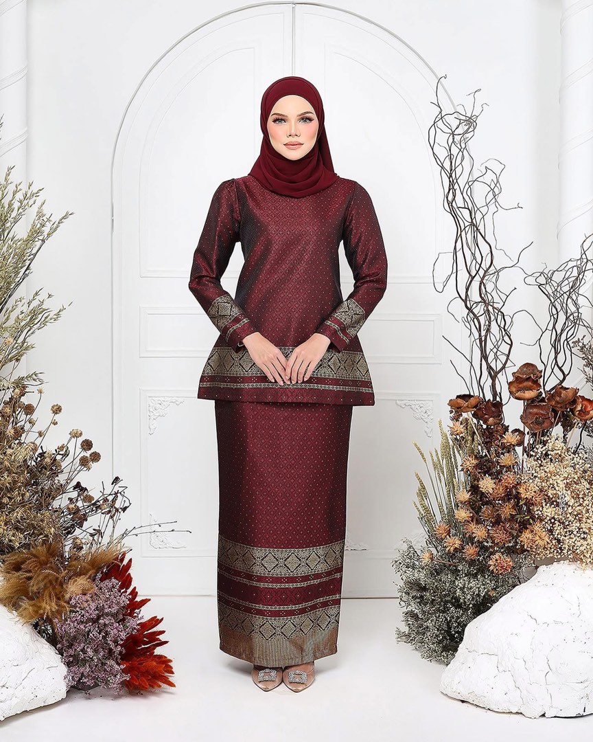 Hijabista Hub Kurung in Burgundy, Women's Fashion, Muslimah Fashion ...