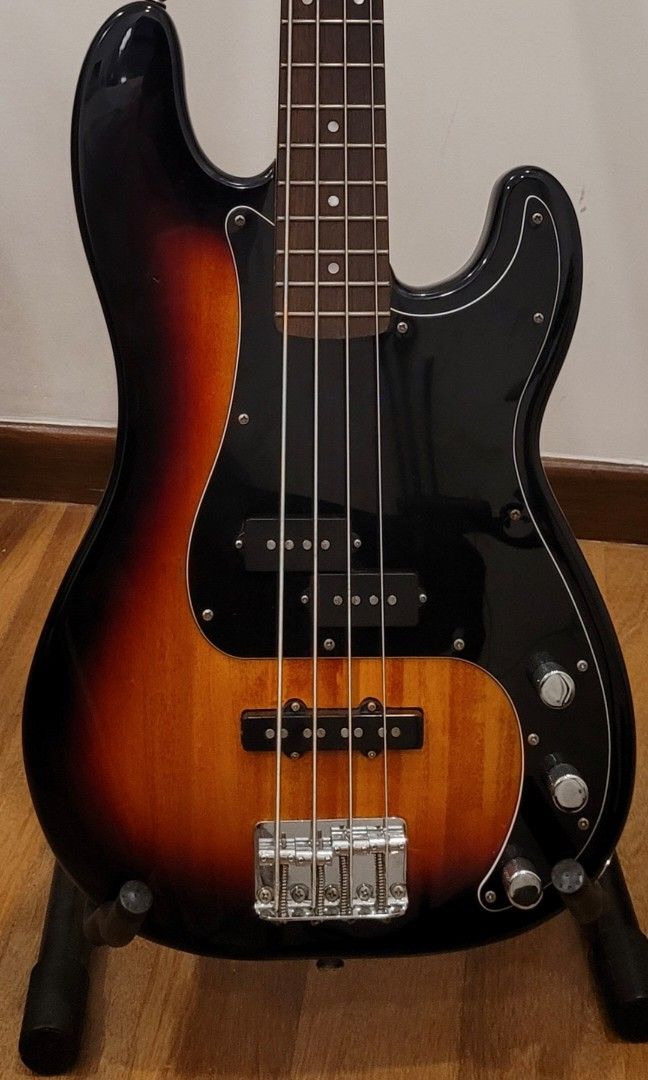 Squier Affinity PJ bass, Announcements on Carousell