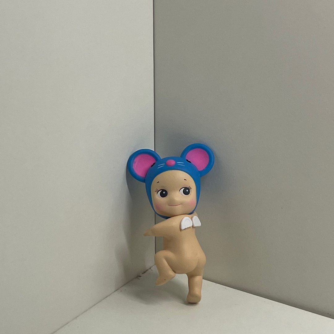 Looking Back Hipper - Mouse, Hobbies & Toys, Toys & Games on Carousell