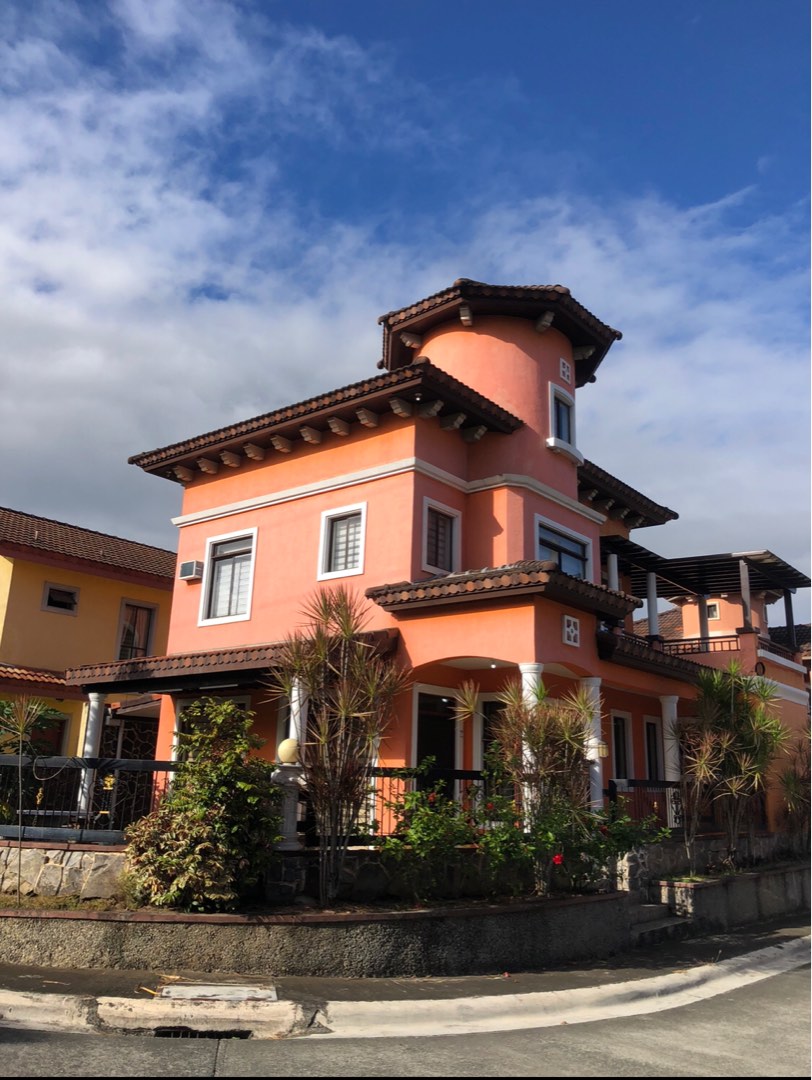 Valenza Crown Asia in front of Nuvali Ayala Mall Fully Furnished House ...