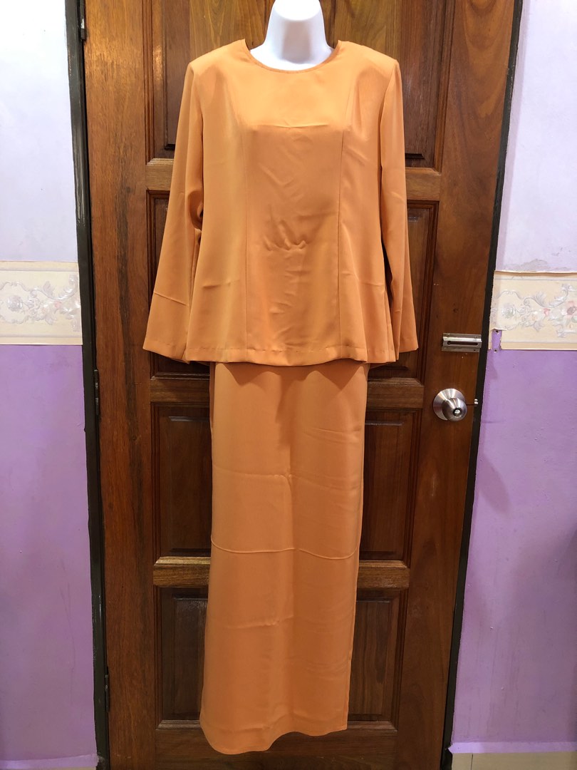 Baju Kurung Pendek Oren Plain Baju Raya, Women's Fashion, Muslimah ...