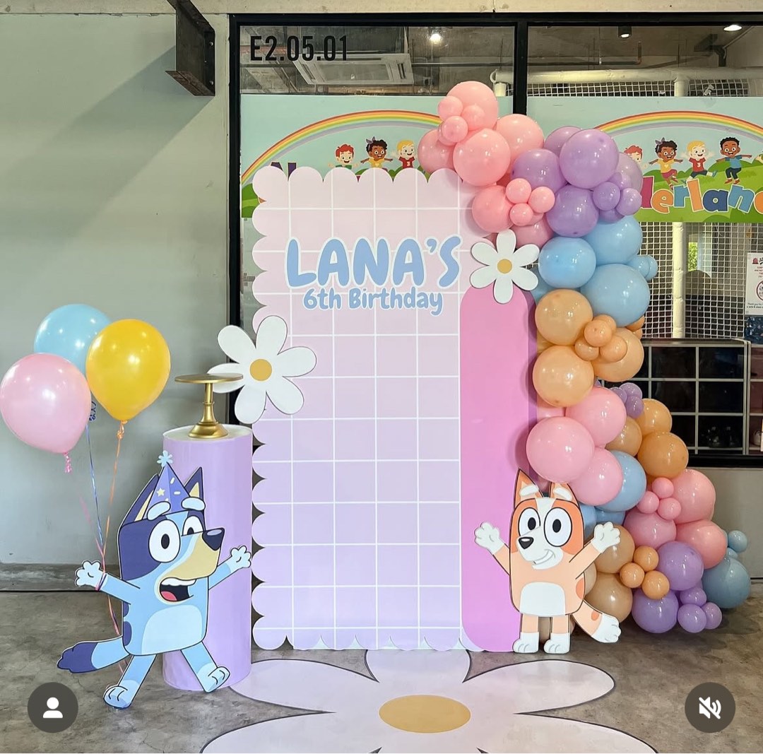 Bluey theme birthday event set up party backdrop balloon garlands ...