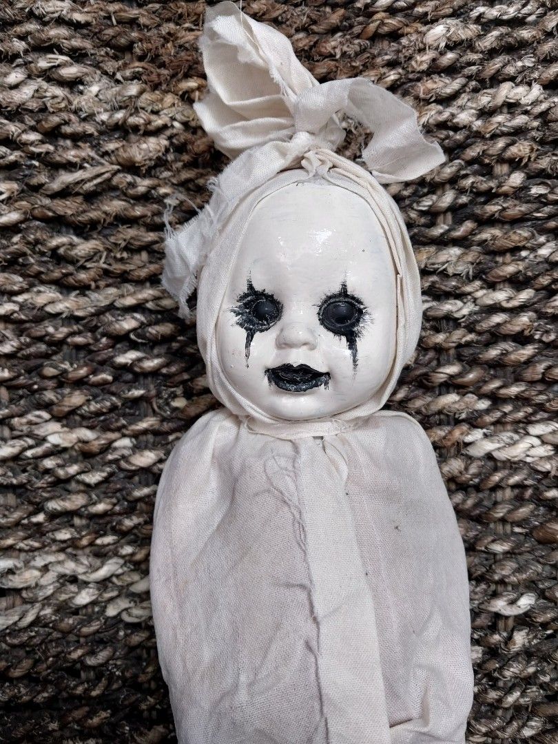 boneka vintage seram hantu pocong, Antik, Pajangan di Carousell