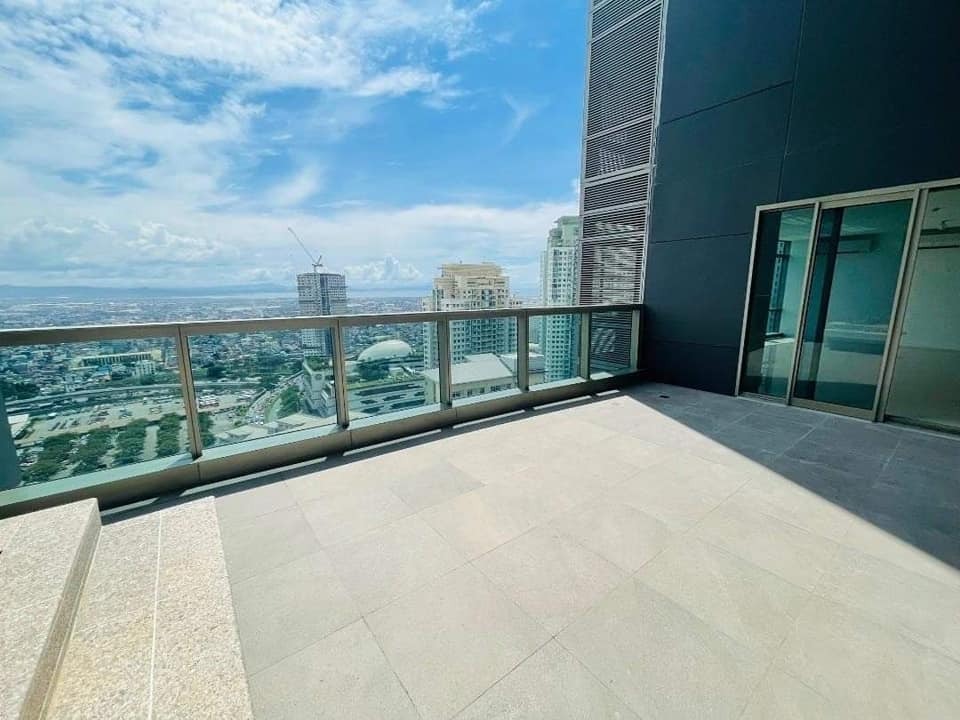 3bedroom own pool East Gallery Place, cross serendra one De La Salle ...