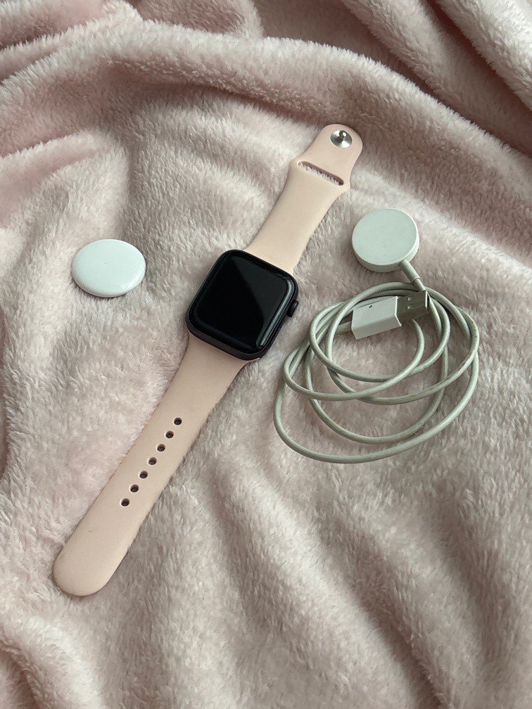 Apple Watch SE + Airtag bundle, Mobile Phones & Gadgets, Wearables ...