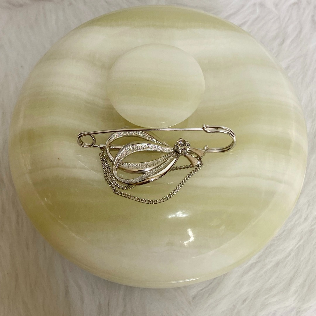 Japan Silver Tone Ribbon Safety Pin Brooch, Women's Fashion, Jewelry ...