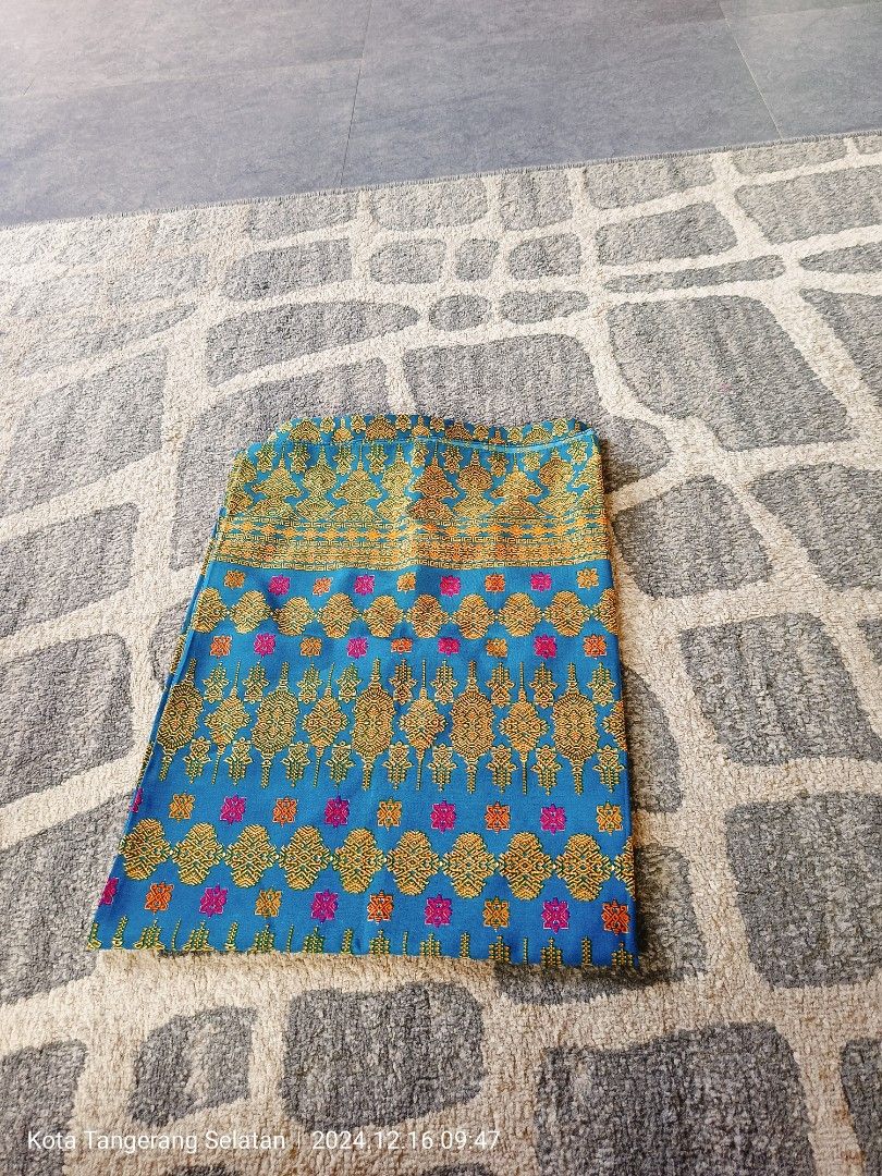 Rok lilit batik biru, Barang Yang Dicari di Carousell