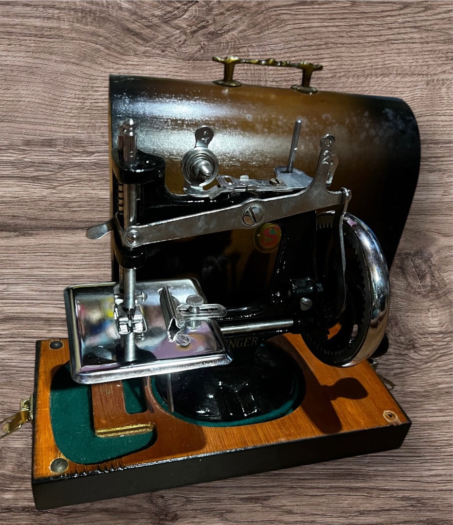 Vintage Mini Singer sewing machine, Looking For on Carousell