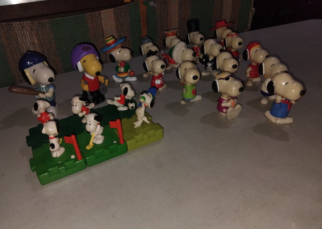 McDo Toys - Snoopy Bundle - 23 pieces - Snoopy Sports, All Stars, World ...