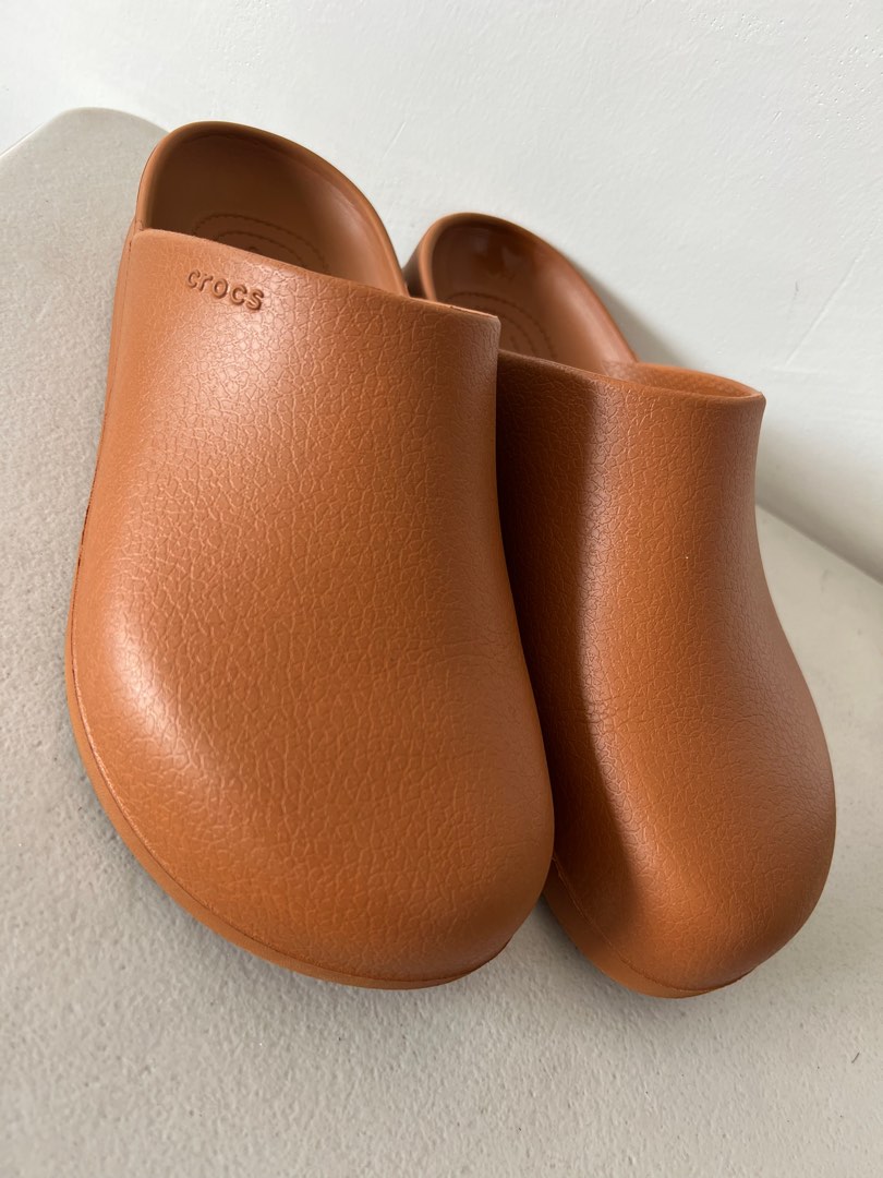 CROCS Cognac, Women's Fashion, Footwear, Slippers and slides on Carousell