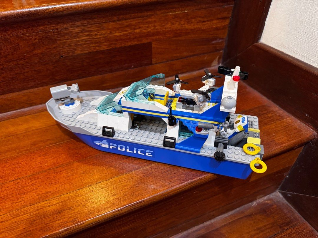 Lego City 60277 Police Patrol Boat and 60384 Penguin Slushy Van ...