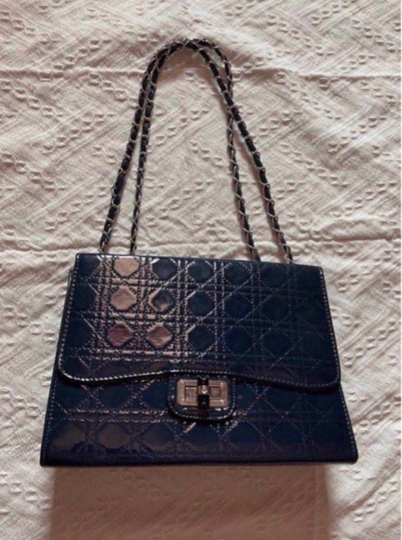 Jumbo Chain Bag in Navy Blue, Women's Fashion, Bags & Wallets, Cross ...
