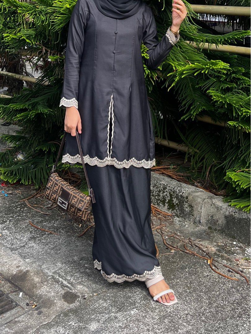 Muaz Black Baju Kurung, Women's Fashion, Muslimah Fashion, Baju Kurung ...