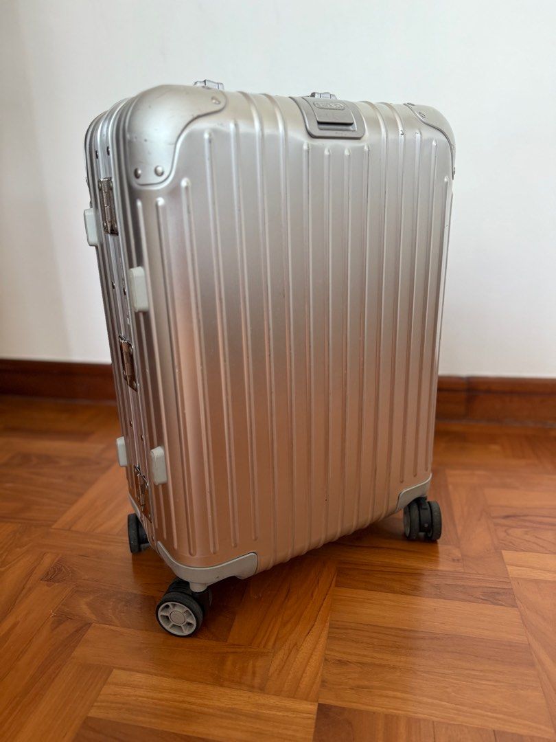 Rimowa Original Silver Cabin 55 x 40 x 23cm, Hobbies & Toys, Travel ...