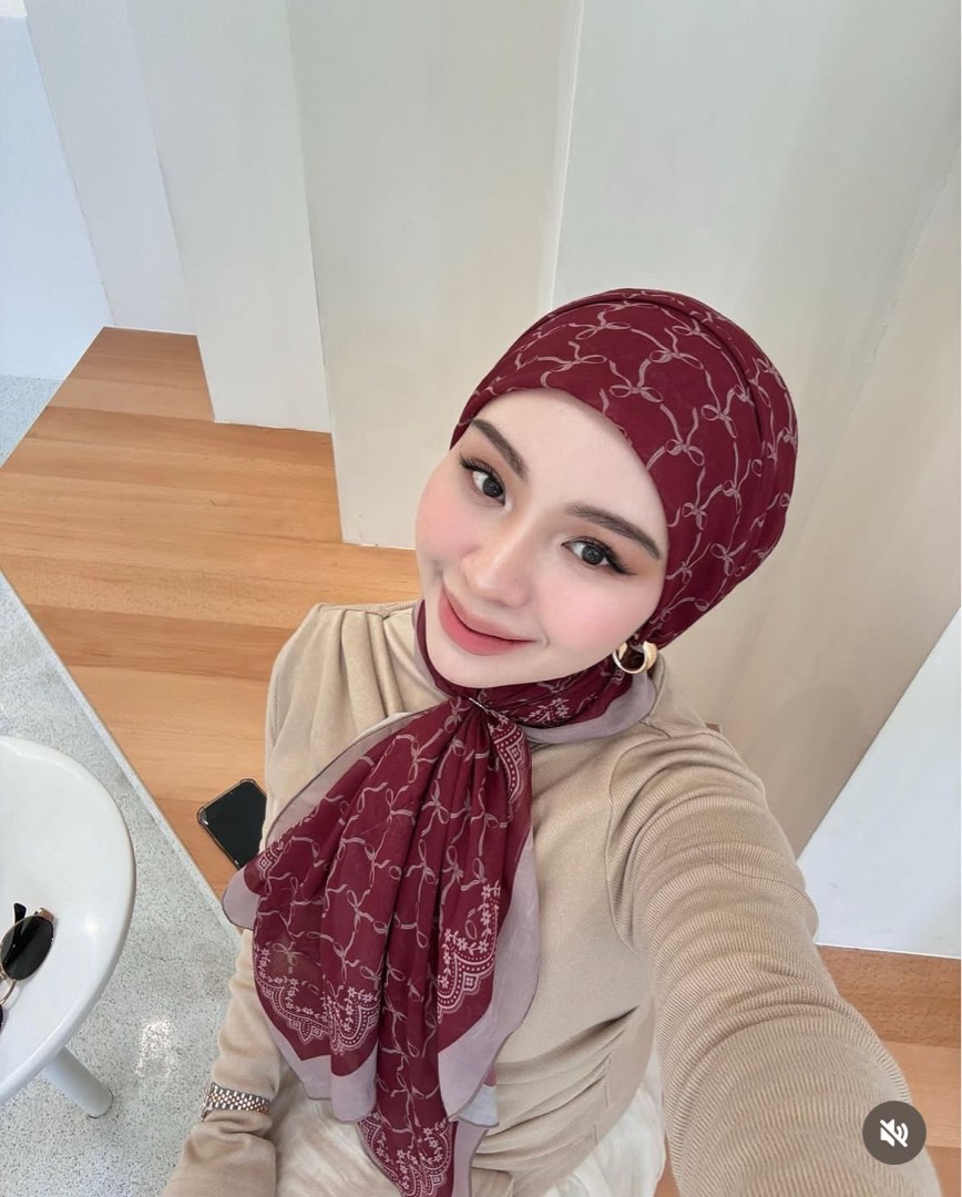 Deara Mariposa 2.0 in Ruby, Women's Fashion, Muslimah Fashion, Hijabs on Carousell