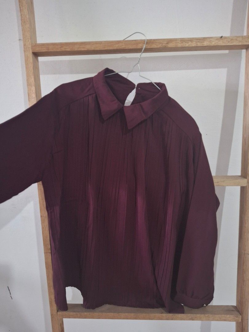 Kemeja plisket merah maroon, Fesyen Wanita, Pakaian Wanita, Atasan di ...