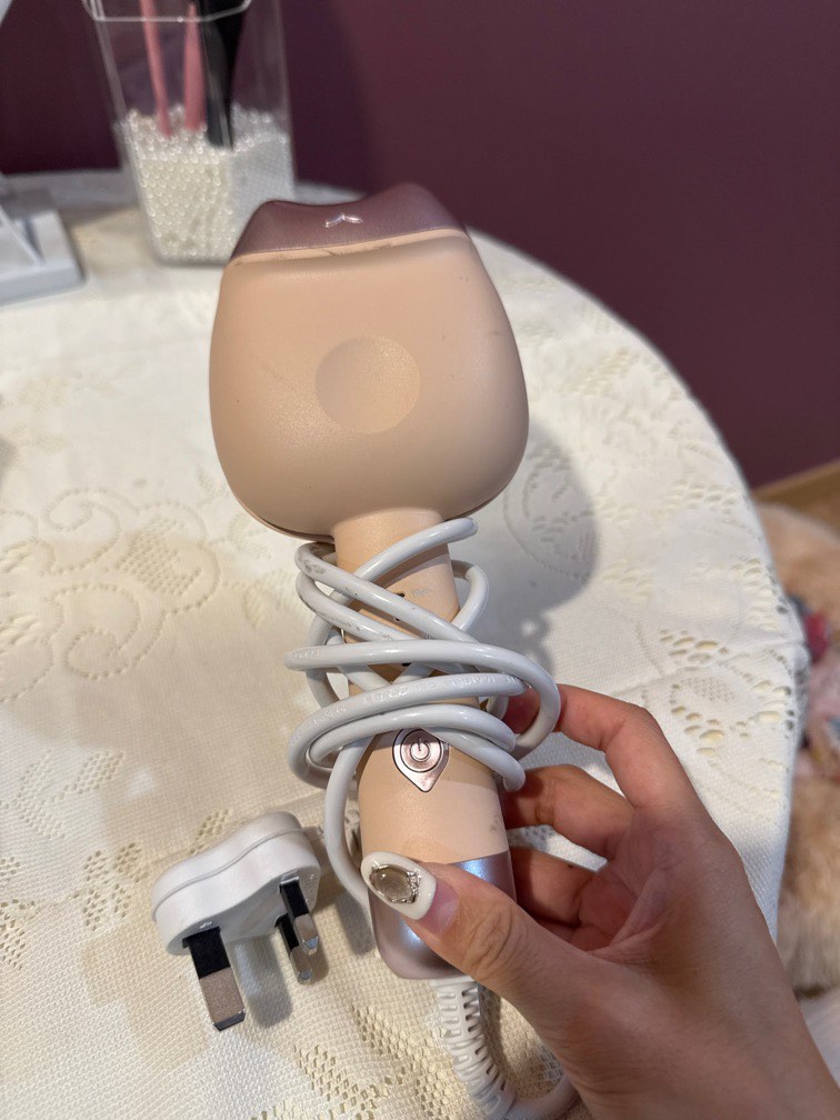 Kitty shaped wavy hair curl, Beauty & Personal Care, Hair on Carousell