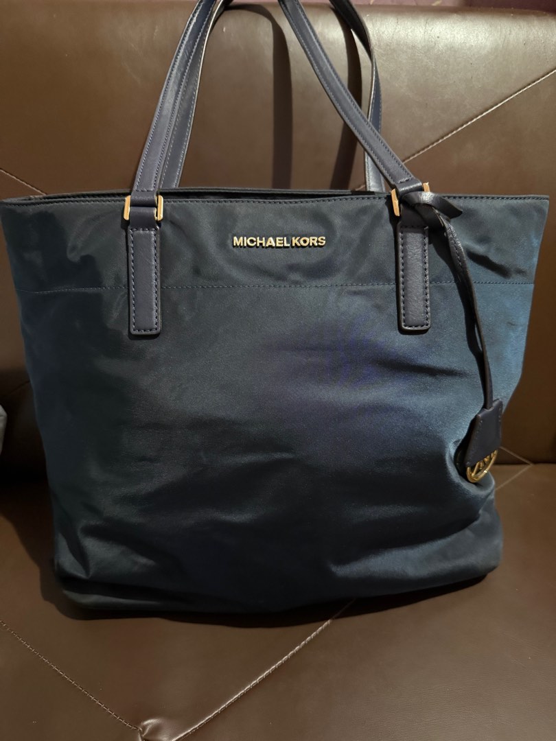 Michael Kors - Tote Bago, Luxury, Bags & Wallets on Carousell