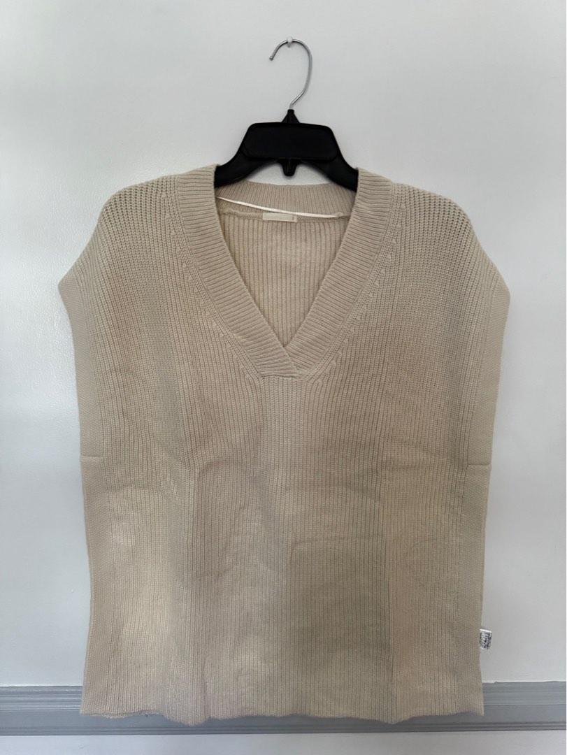 GU KNITTED VEST, Women's Fashion, Tops, Others Tops on Carousell